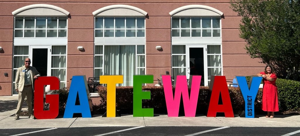 Gateway District Unveils New “Gateway Letters” Landmark – Bungalower